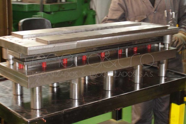 Troqueles y Troquelado: Para la producción de series de piezas.